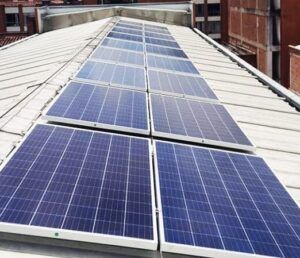 ¿Se pueden instalar paneles solares en todo tipo de techos?